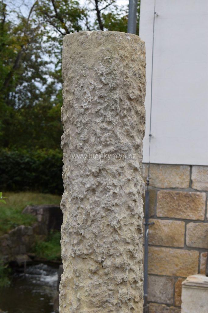 A Originální barokní kamenný sloup, velmi omšelého a osobitého vzhledu ...