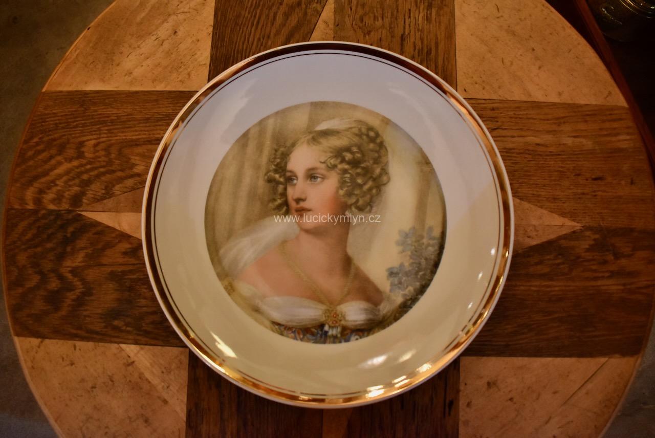 Větší starožitný porcelánový dekorativní talíř s půvabným obrázkem ...